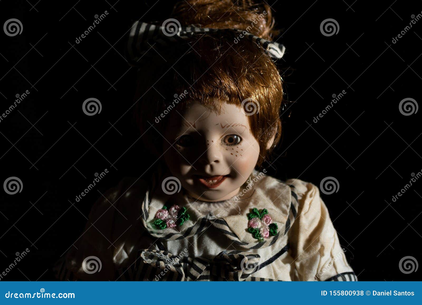 Boneca Assustadora Num Fundo Preto Foto de Stock - Imagem de halloween ...