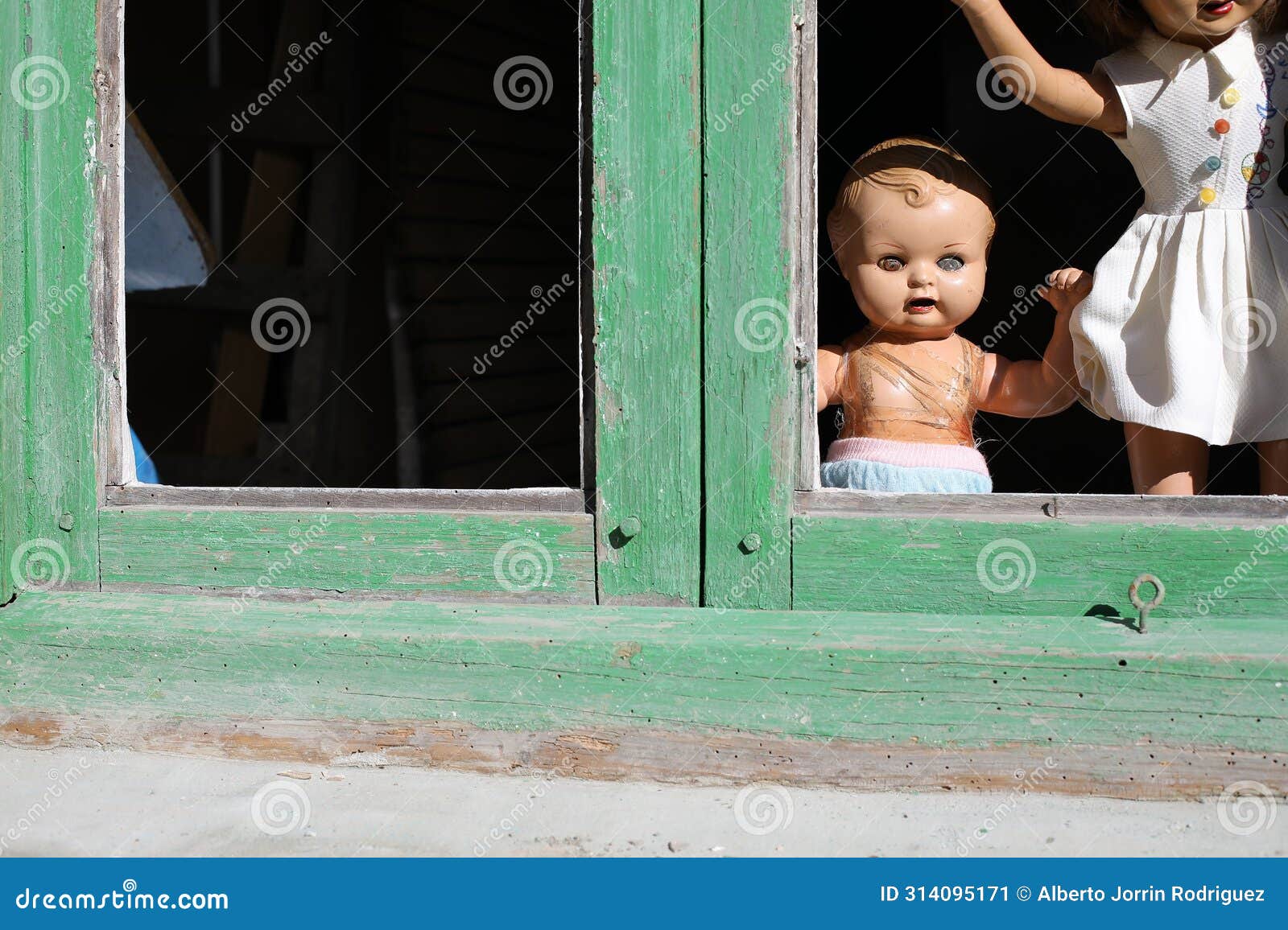 Boneca Assustadora Olhando Pela Janela Imagem de Stock - Imagem de ...