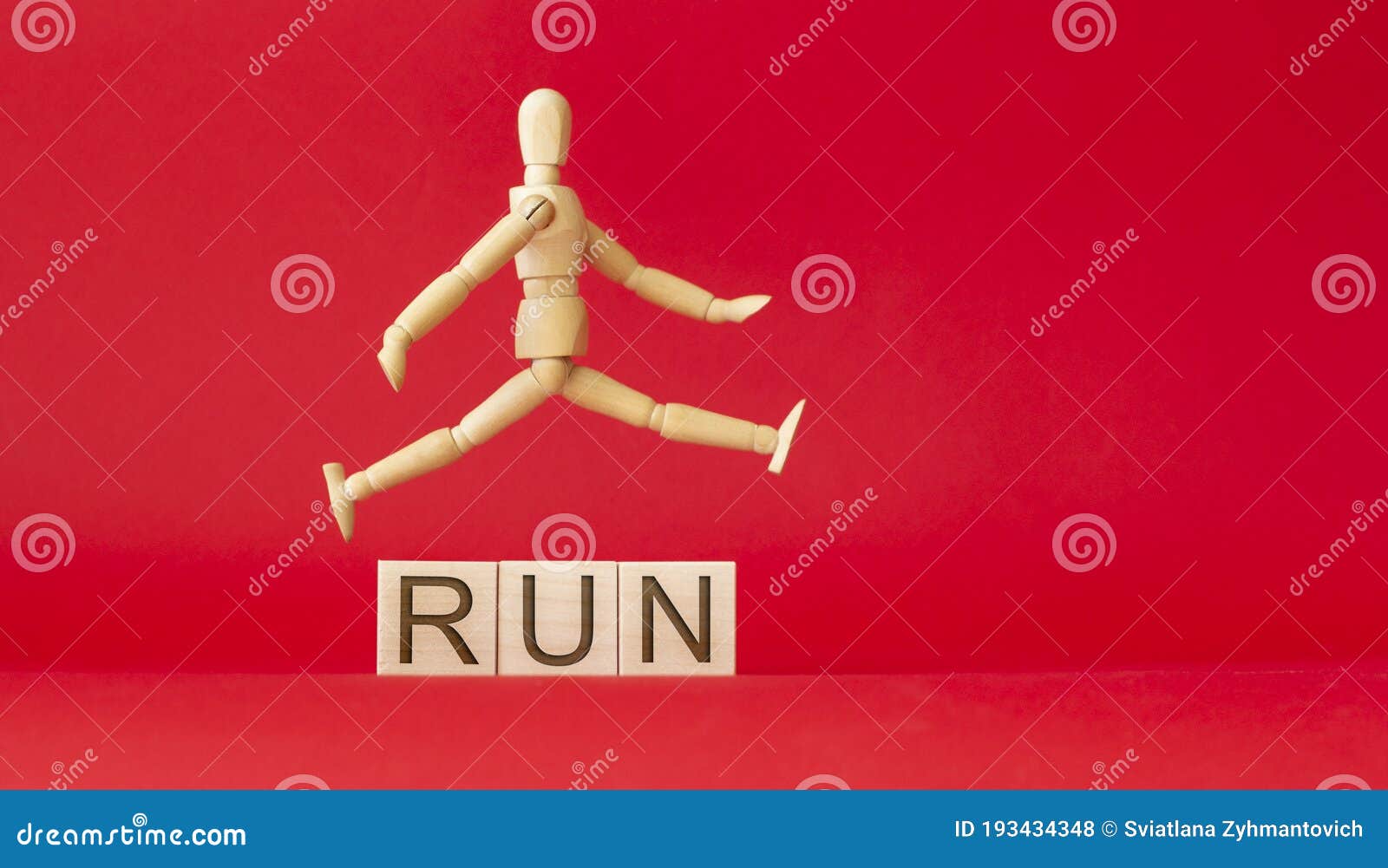 Boneca Correndo Com Cubos De Madeira Foto de Stock - Imagem de burro ...