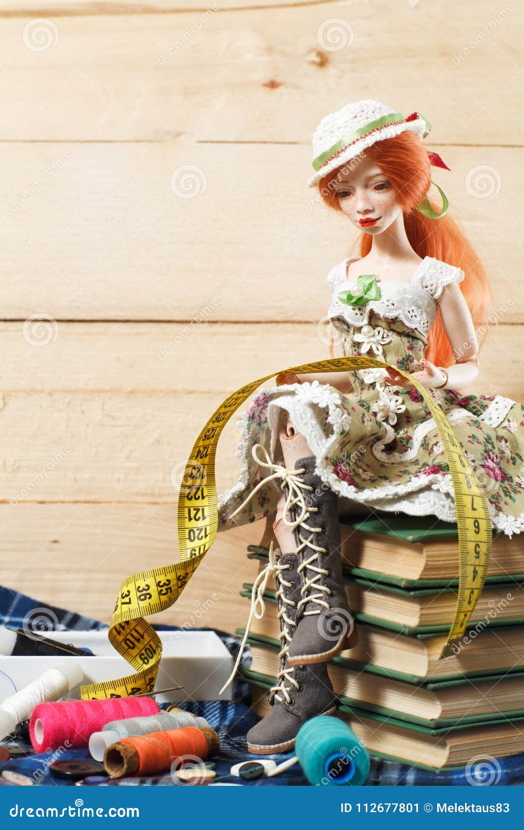 Boneca e linha imagem de stock. Imagem de multicolorido - 112677801