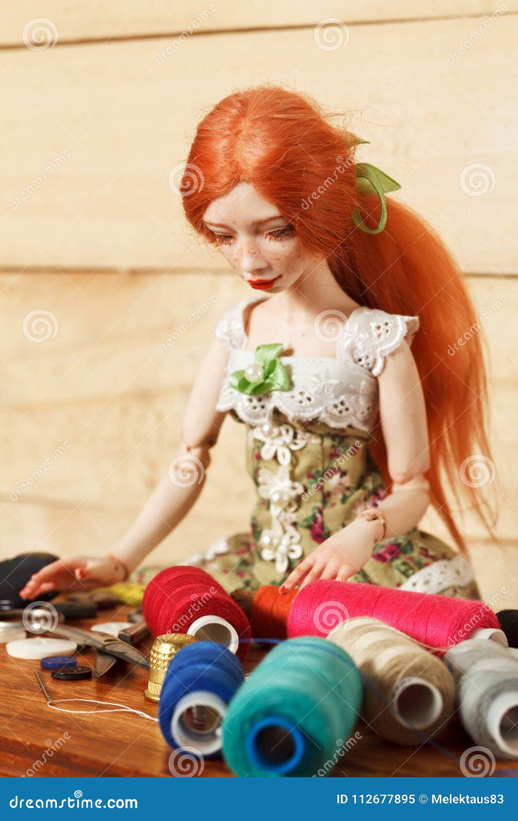 Boneca e linha imagem de stock. Imagem de vermelho, tabela - 112677895