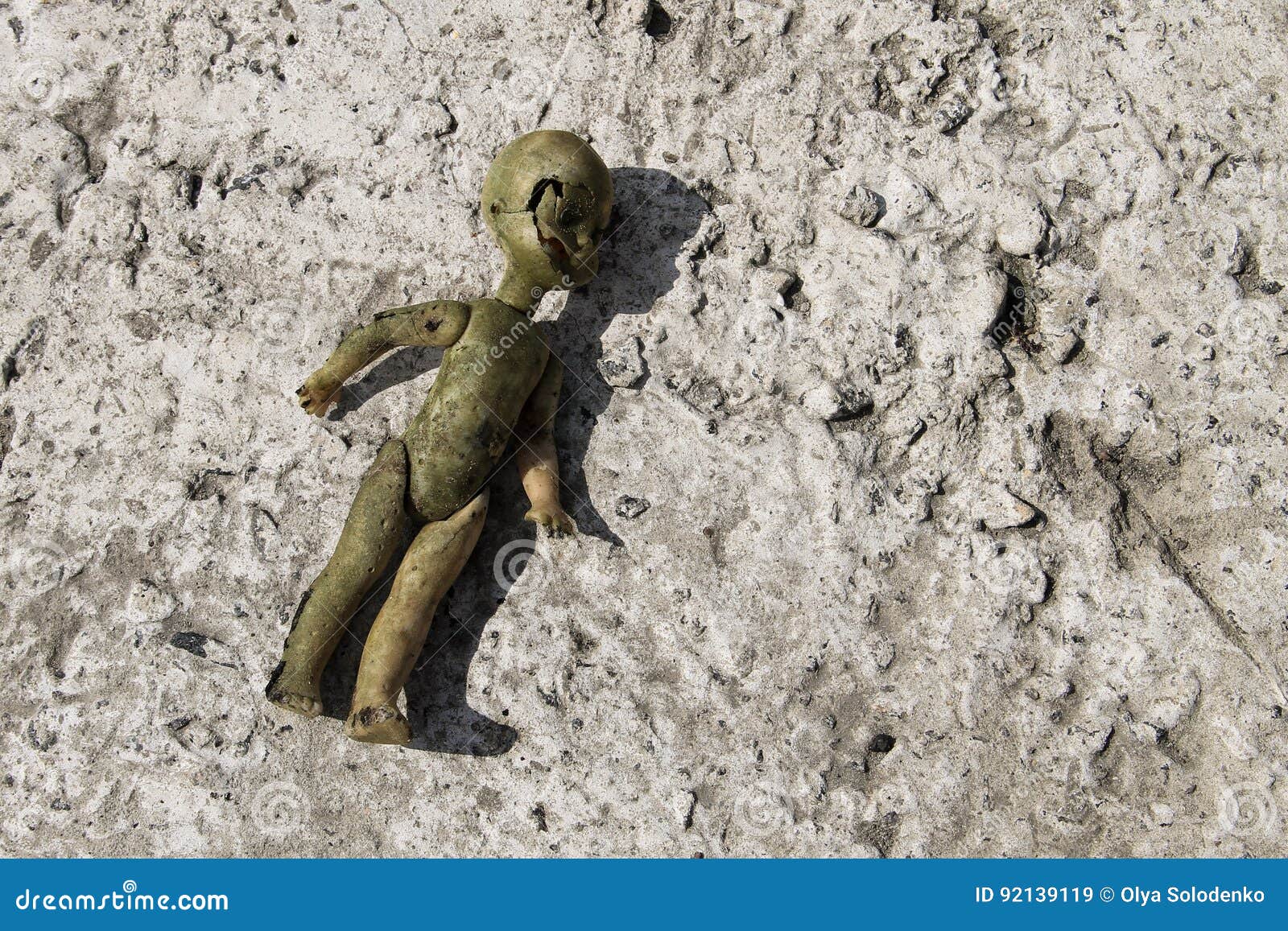 Boneca Quebrada Velha Abandonada No Assoalho Concreto Cinzento Imagem ...