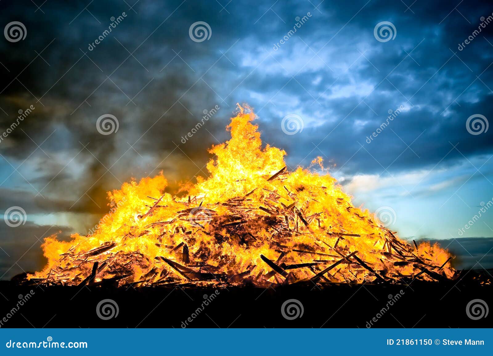 Bonfire stock photo. Image of glow, burning, outdoor - 21861150