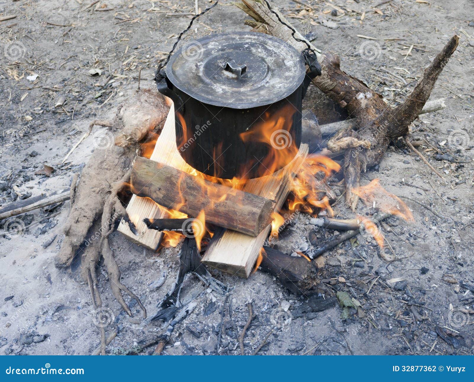 Bonfire cooking stock photo. Image of boiler, travel - 32877362