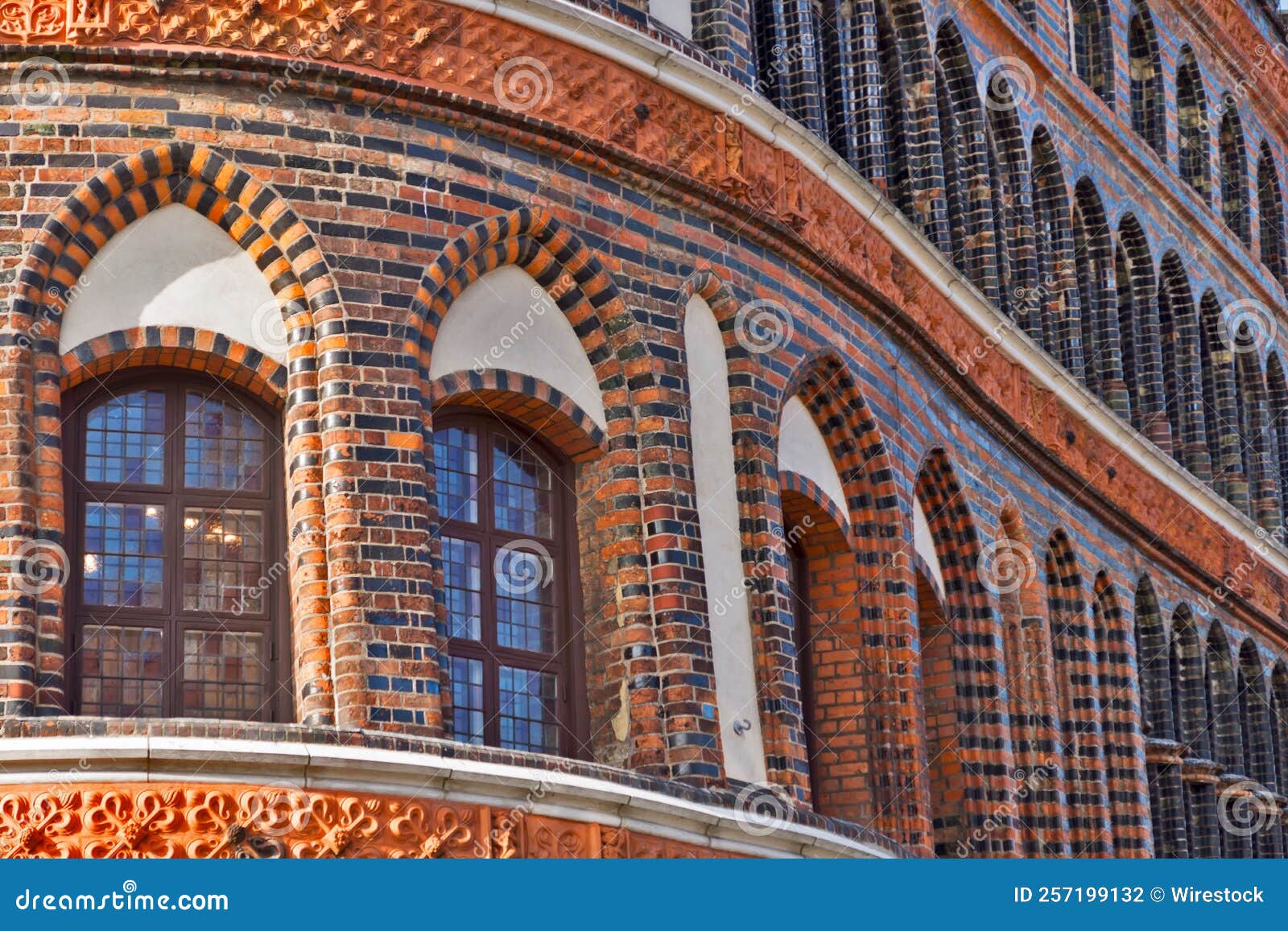 Bonito Edificio Con Arcos Y Paredes Decoradas Con Ladrillos Marrones Y ...