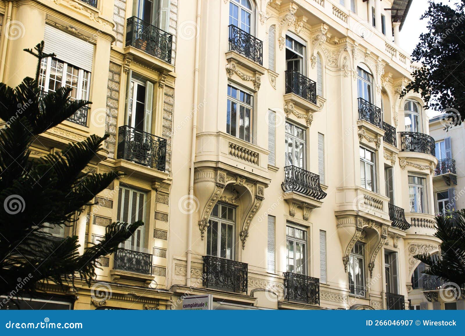 Bonito Edificio Con Fachada De Estilo Antiguo Fotografía editorial - Imagen de exterior, urbano ...
