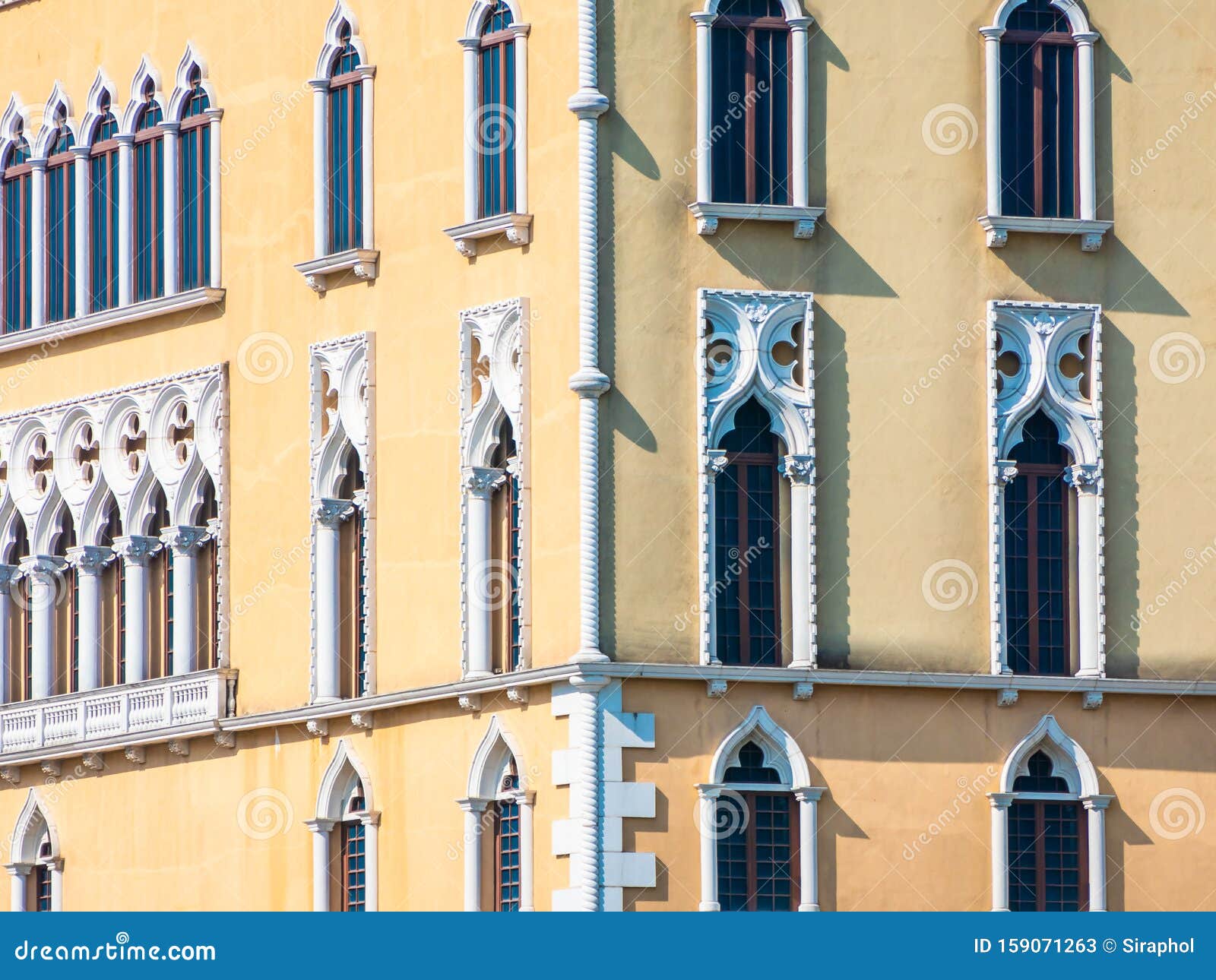 Bonito Edificio De Arquitectura Con Ventana Exterior En Estilo Cursi ...