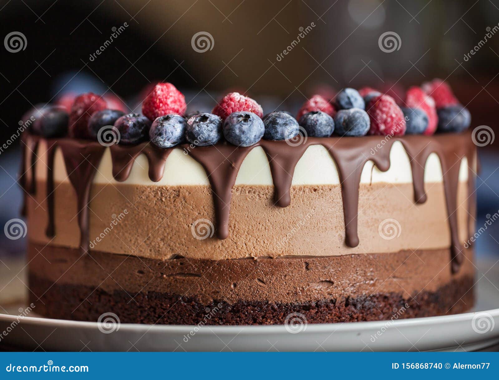 Bonito Pastel De Chocolate Con Fruta Y Baya Foto de archivo - Imagen de ...
