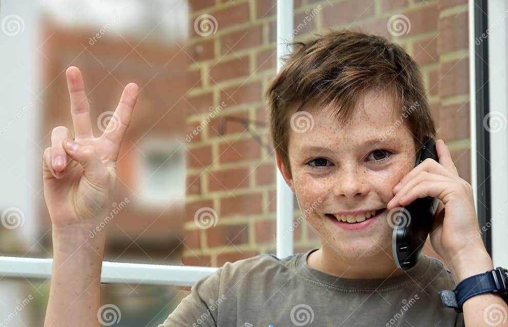 Bonnes nouvelles image stock. Image du freckles, fixation - 63551149