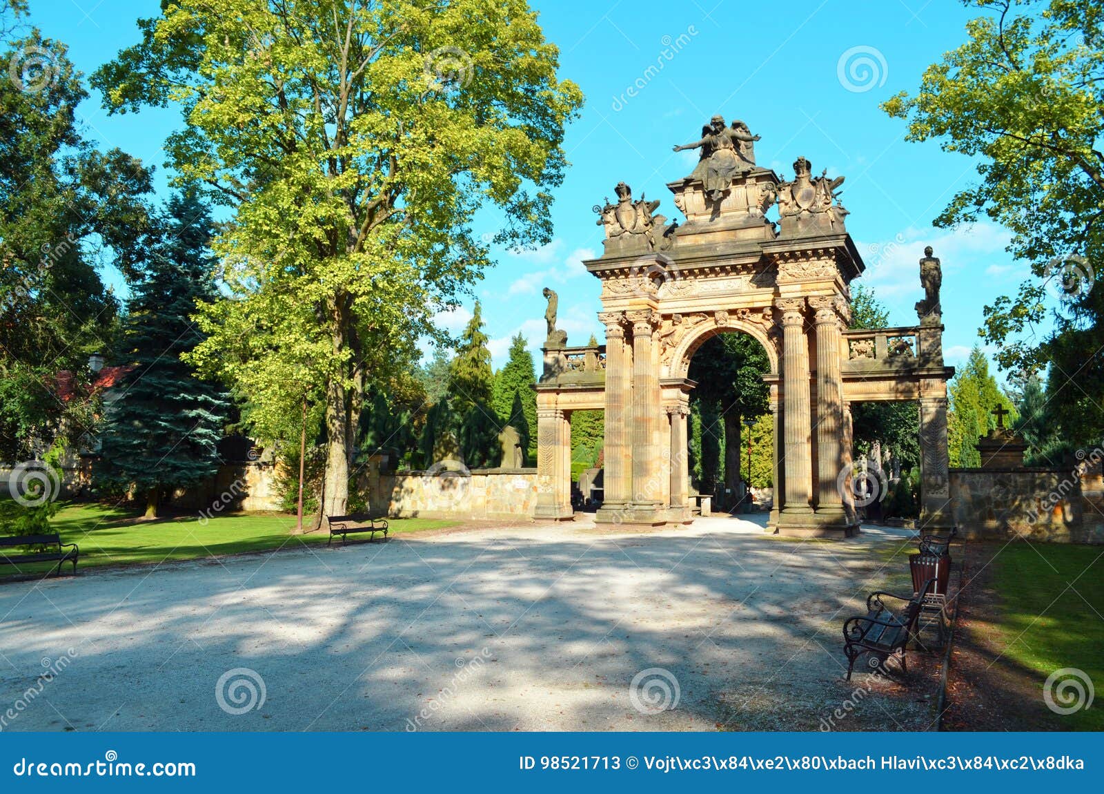 Boog Bij De Ingang Aan De Begraafplaats - Horice Stock Afbeelding ...