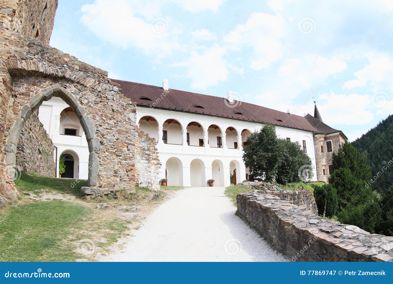 Boog in Gebroken Muur Op Velhartice-Kasteel Stock Afbeelding - Image of ...