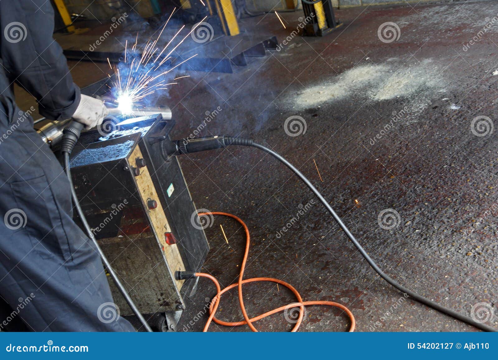 Booglassen stock afbeelding. Image of lassen, smelting - 54202127