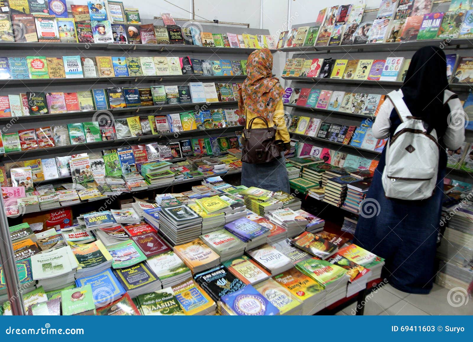 Book bazaar editorial stock photo. Image of center, visitors - 69411603