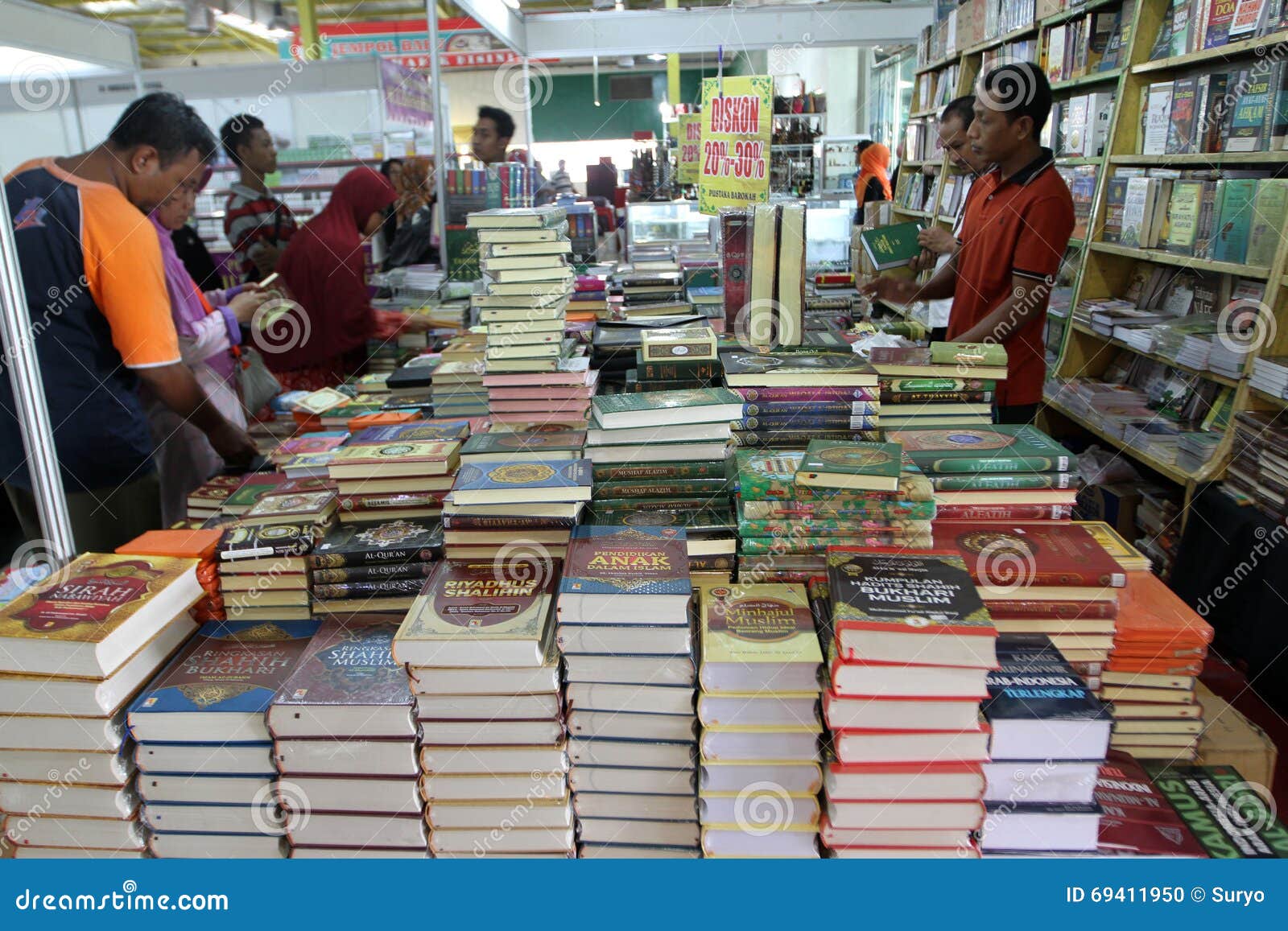 Book bazaar editorial image. Image of shopping, central - 69411950