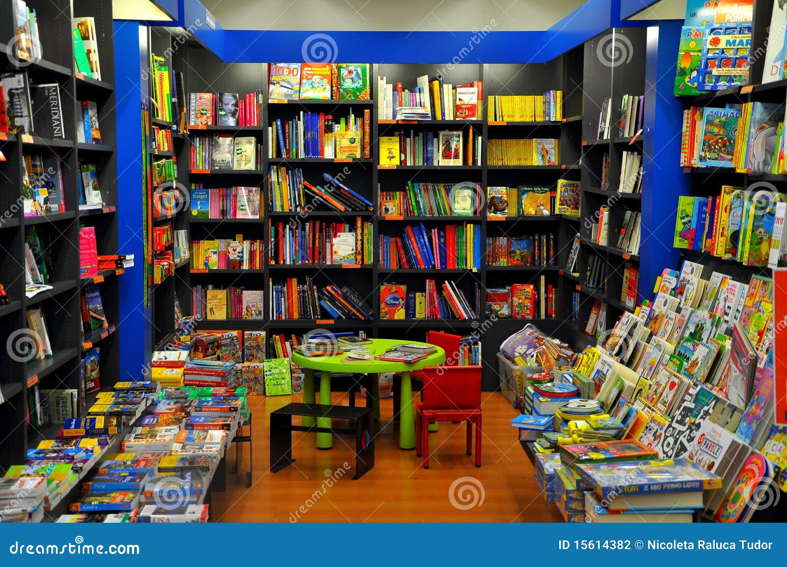 Bookstore editorial photography. Image of discount, concepts - 15614382