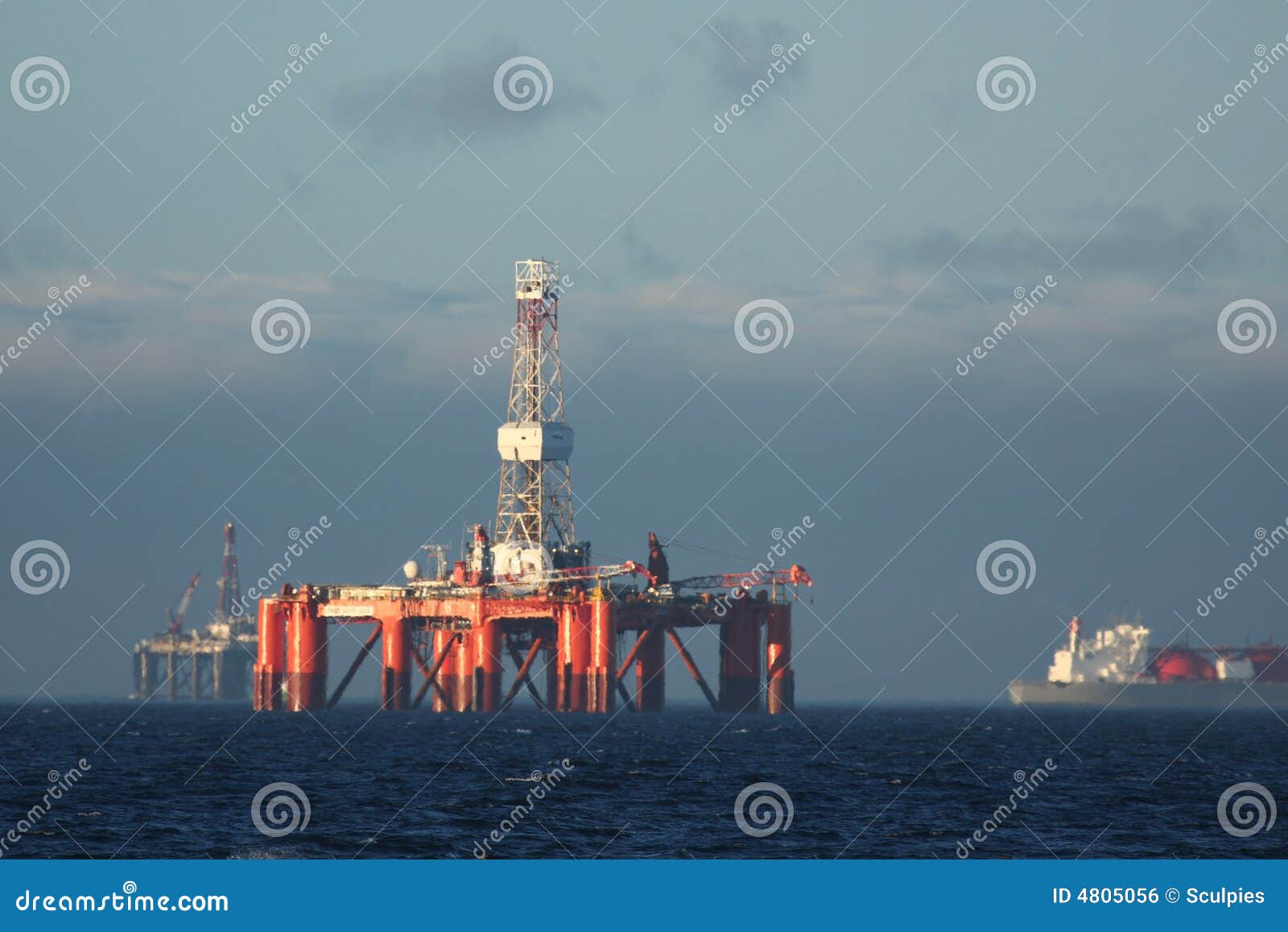 Boorplatform stock foto. Image of offshore, platform, benzine - 4805056
