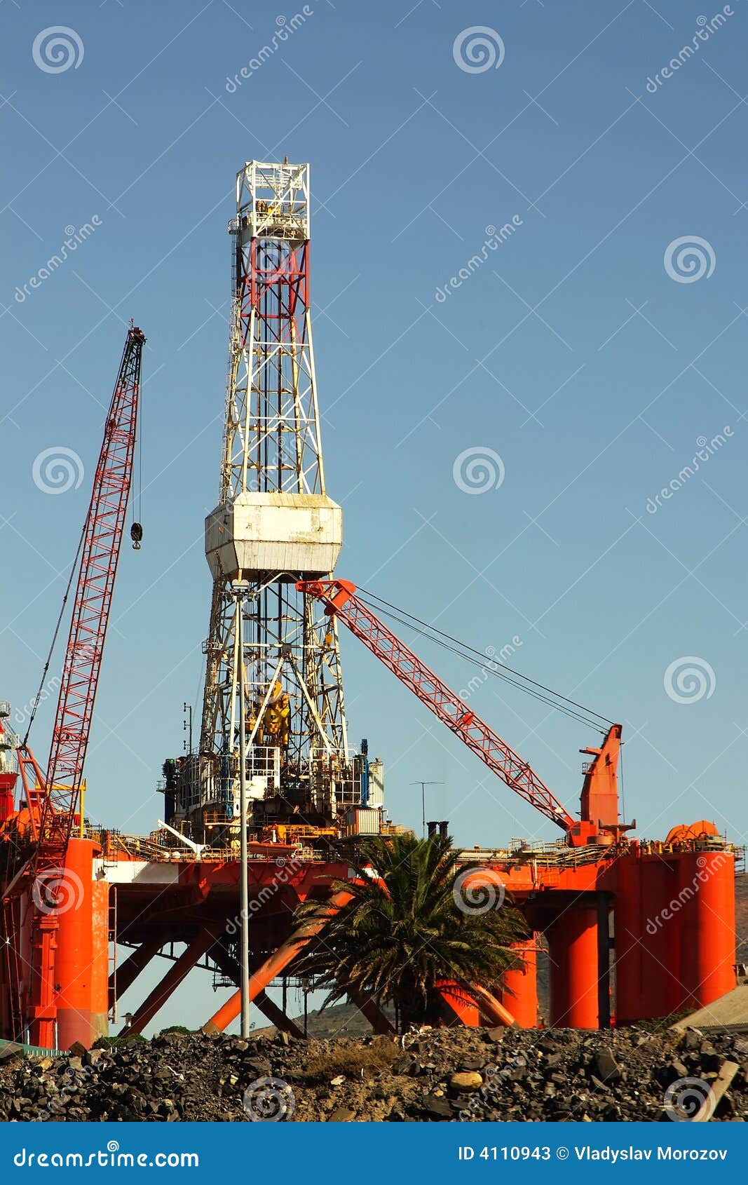 Boorplatform in Haven Tegen Blauwe Hemel Stock Afbeelding - Image of ...