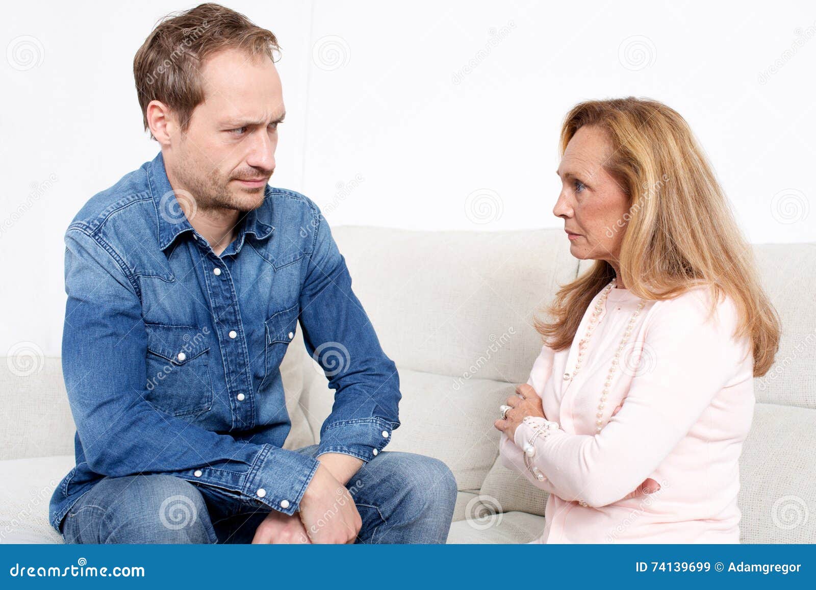 Boos Bejaarde Met Een Jongere Mens Stock Afbeelding - Image of familie ...