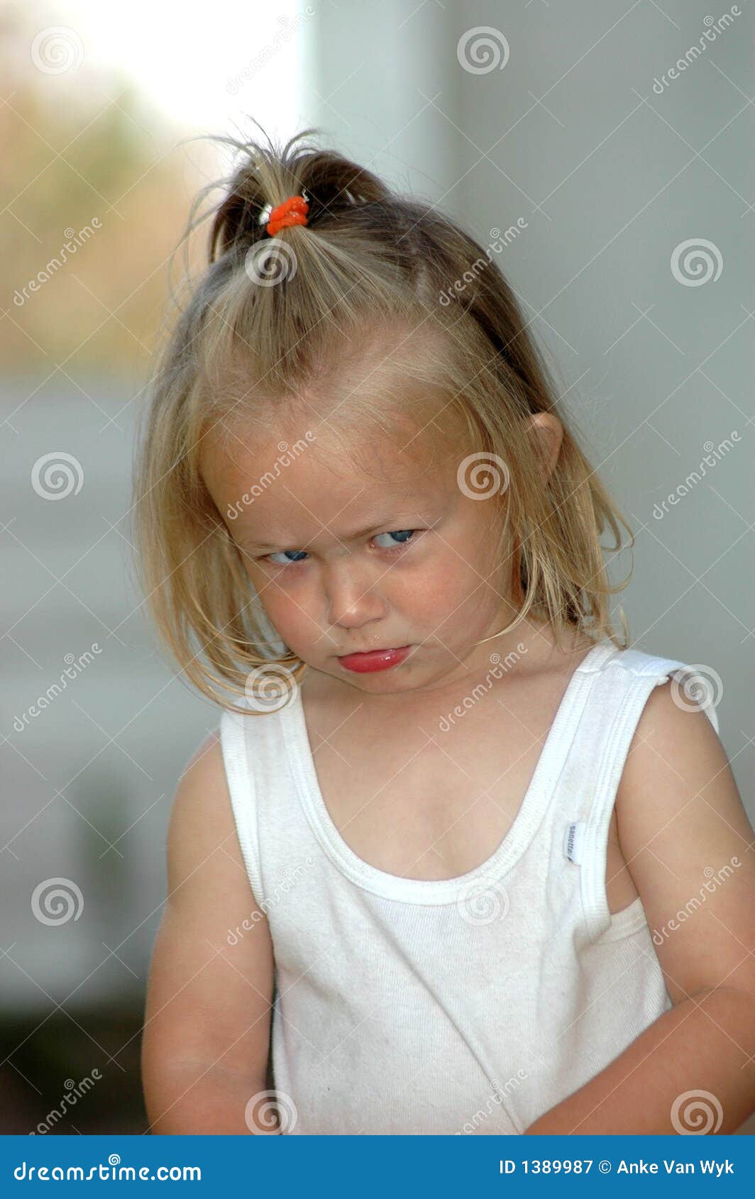 Boos kind stock afbeelding. Image of teleurgesteld, blauw - 1389987