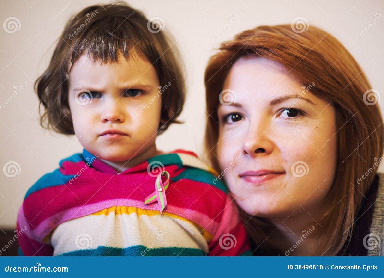 Boos Kind En Glimlachende Moeder Stock Foto - Image of samen, familie ...
