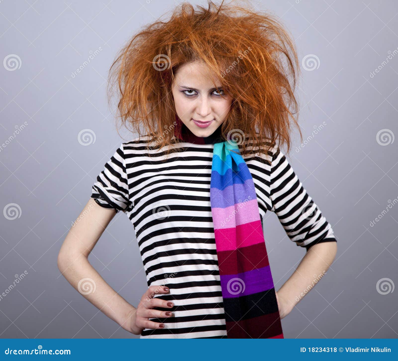 Boos Meisje Met Grappig Haar. Stock Foto - Image of komedie, gestreept ...
