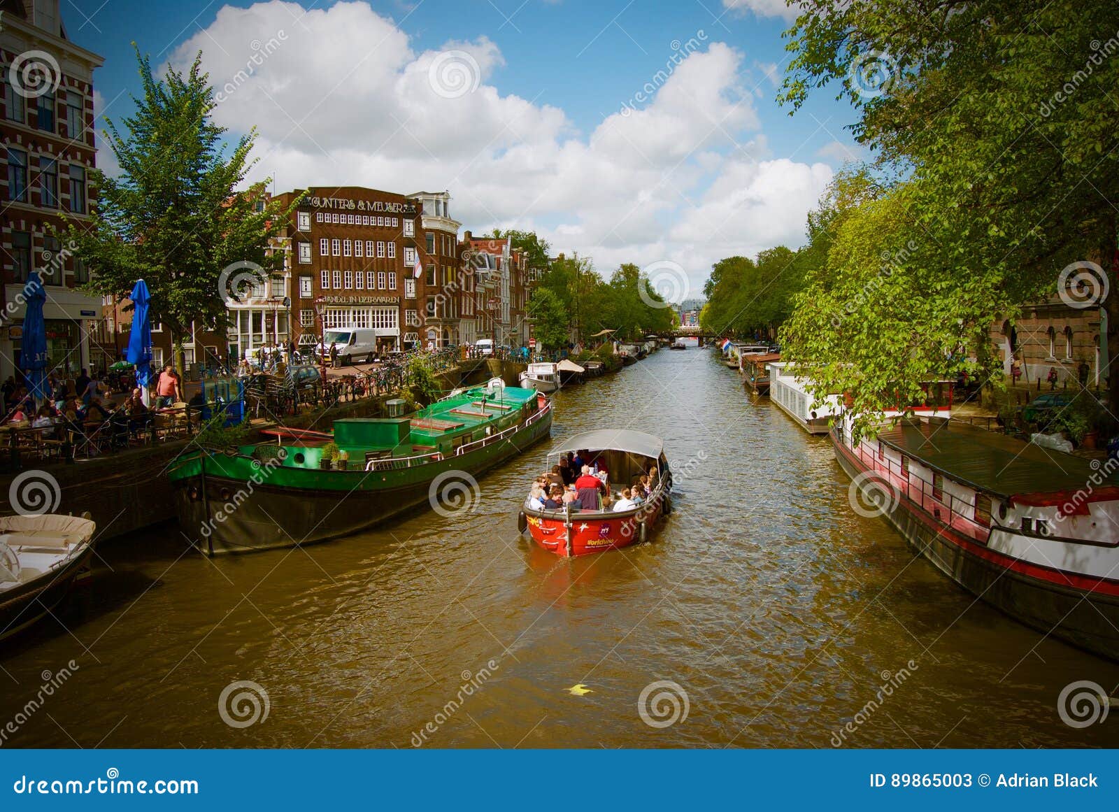Boot in Amsterdam redaktionelles stockfoto. Bild von leute - 89865003