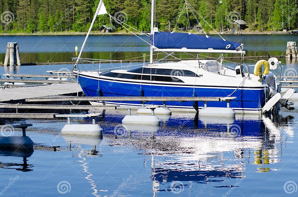 Boot am Anlegeplatz stockfoto. Bild von wald, standplatz - 20291838