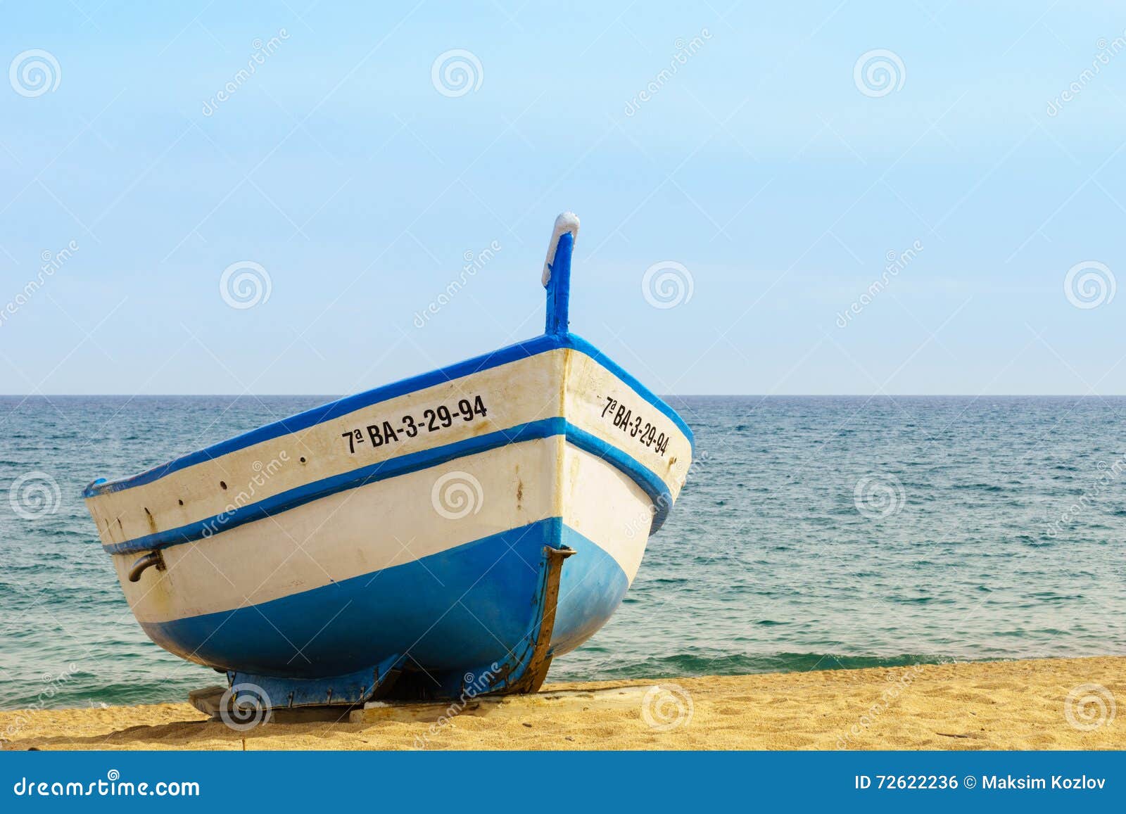 Boot auf dem Meer redaktionelles foto. Bild von küstenlinie - 72622236