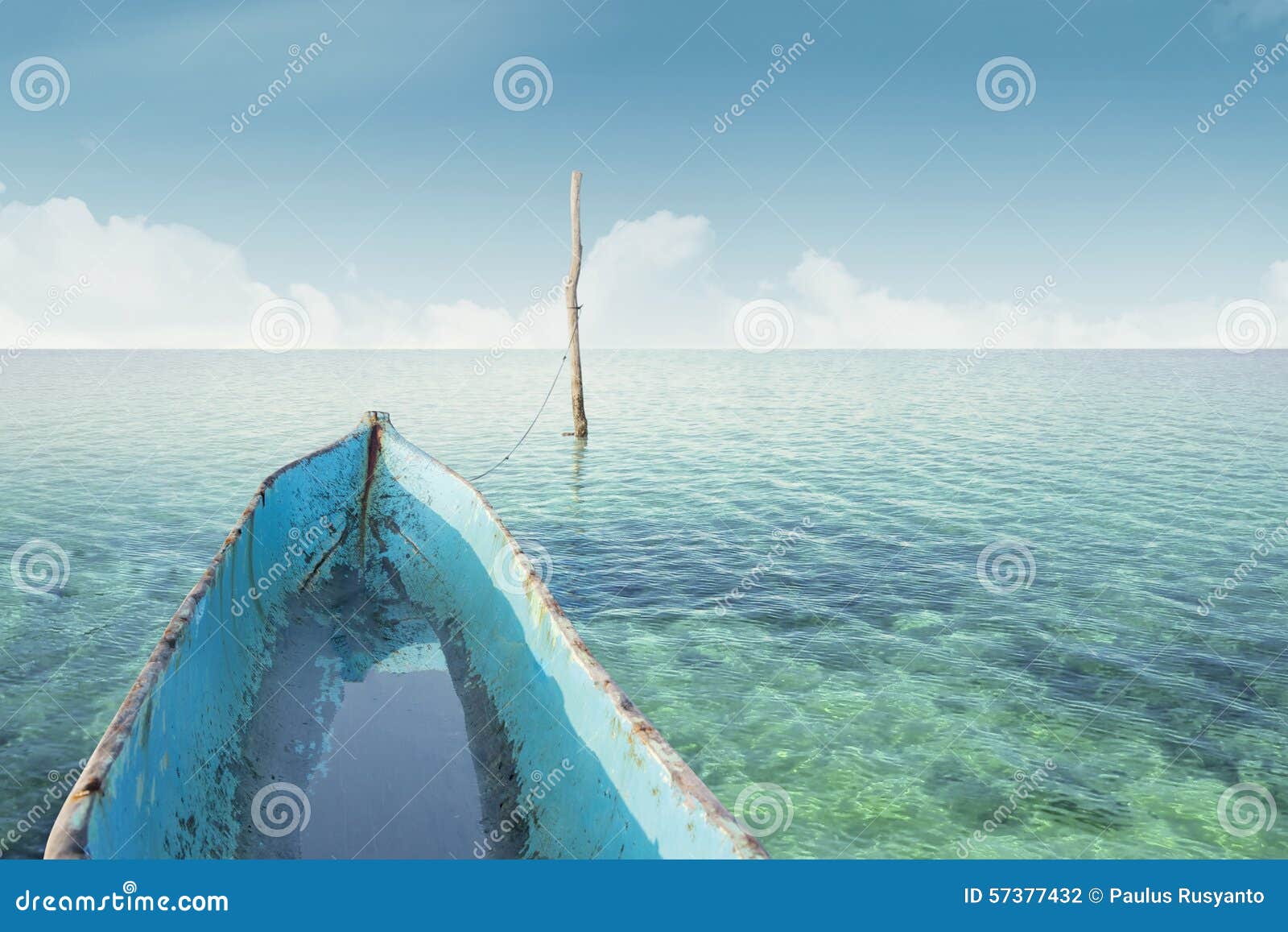 Boot Auf Dem Meer Mit Klarem Wasser Stockfoto - Bild von ruhe ...