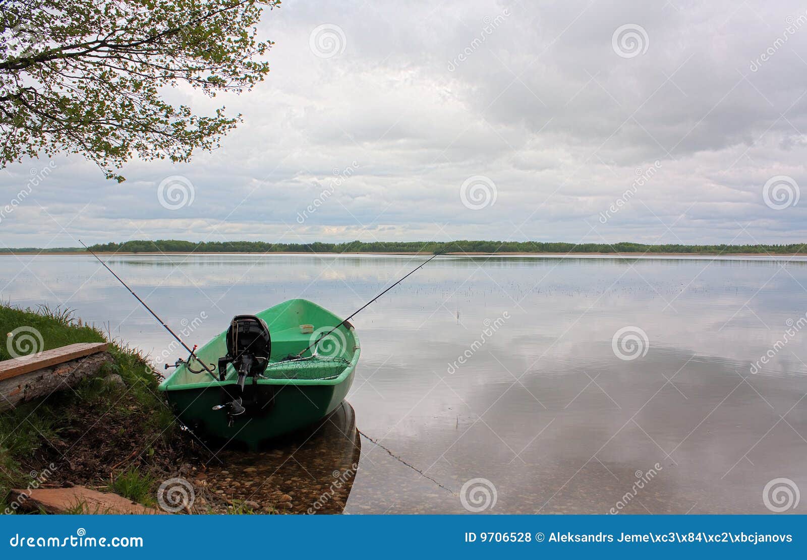 Boot auf dem See stockfoto. Bild von bank, ferien, anklagebank - 9706528