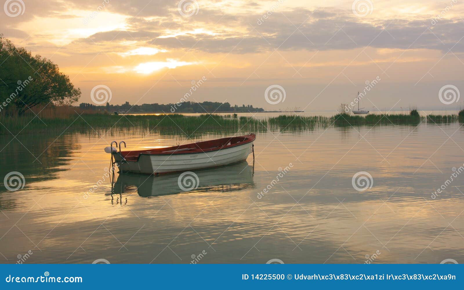 Boot auf dem See am Morgen stockfoto. Bild von alleine - 14225500