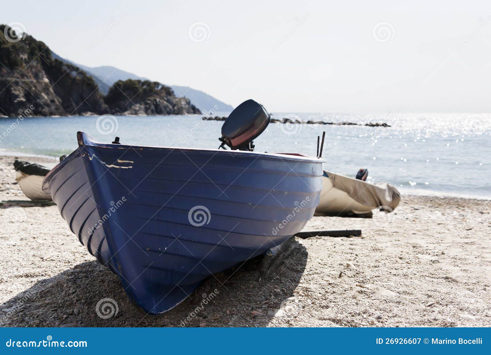 Boot auf dem Strand stockbild. Bild von stein, sommer - 26926607