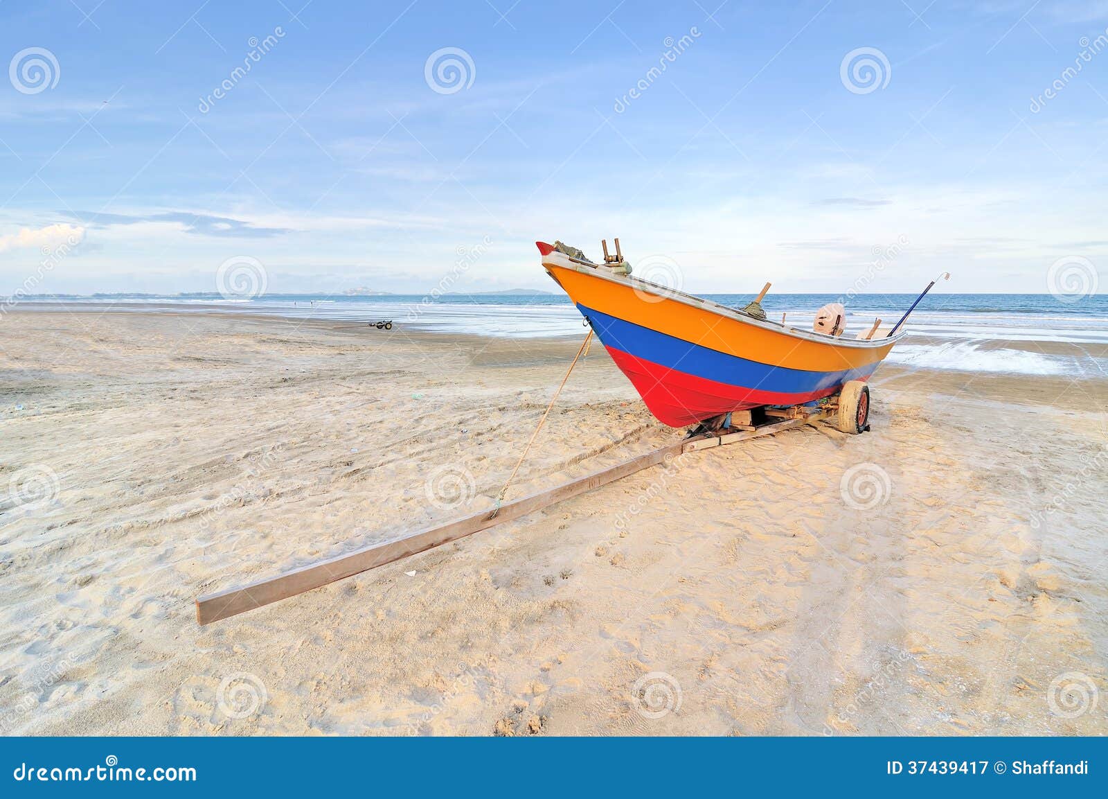 Boot auf dem Strand stockbild. Bild von meerblick, ozean - 37439417