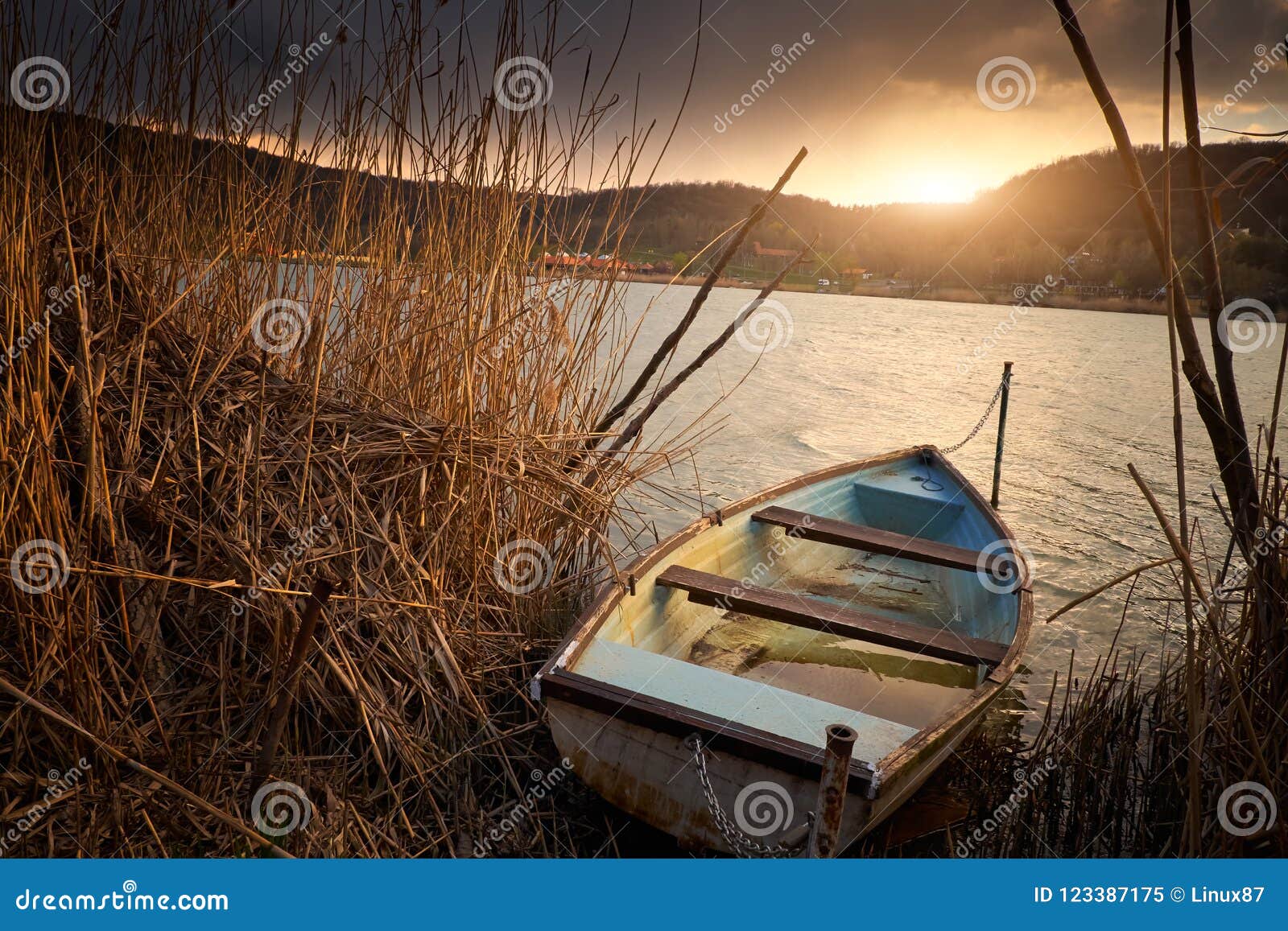 Boot auf See stockbild. Bild von orange, strand, stimmung - 123387175