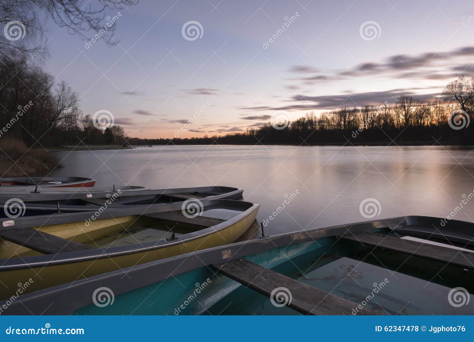 Boot Auf See Bei Sonnenaufgang Stockfoto - Bild von horizontal, bayern ...