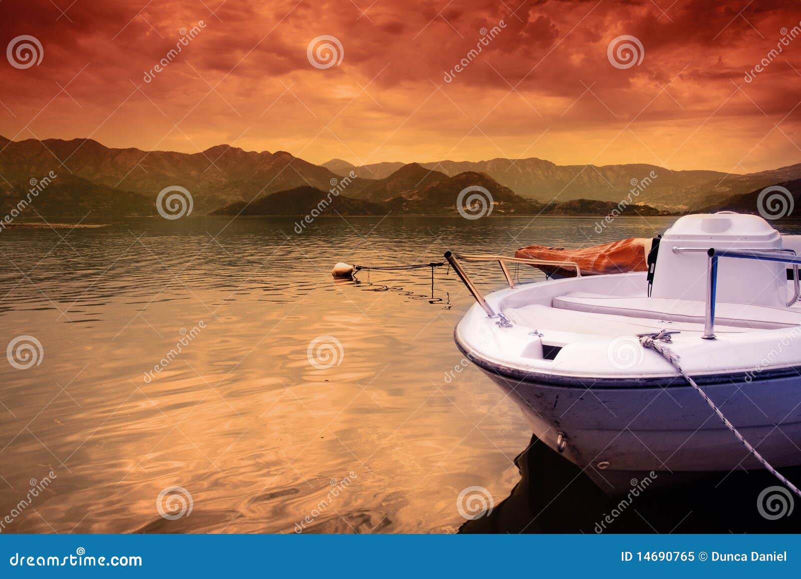 Boot Auf See Und Buntem Sonnenunterganghimmel Stockbild - Bild von ufer ...