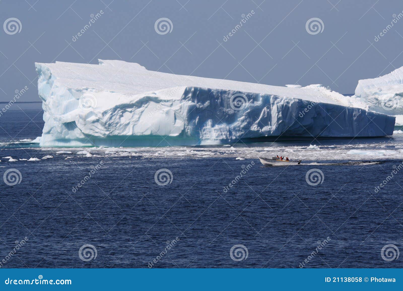 Boot Dicht Bij Ijsberg in De Inham Van De Gans Redactionele Stock Foto ...