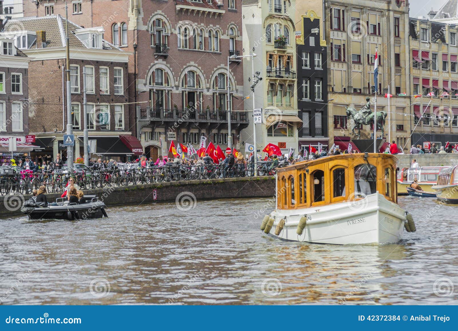 Boot Die in Amsterdam, Nederland Navigeren Redactionele Stock ...