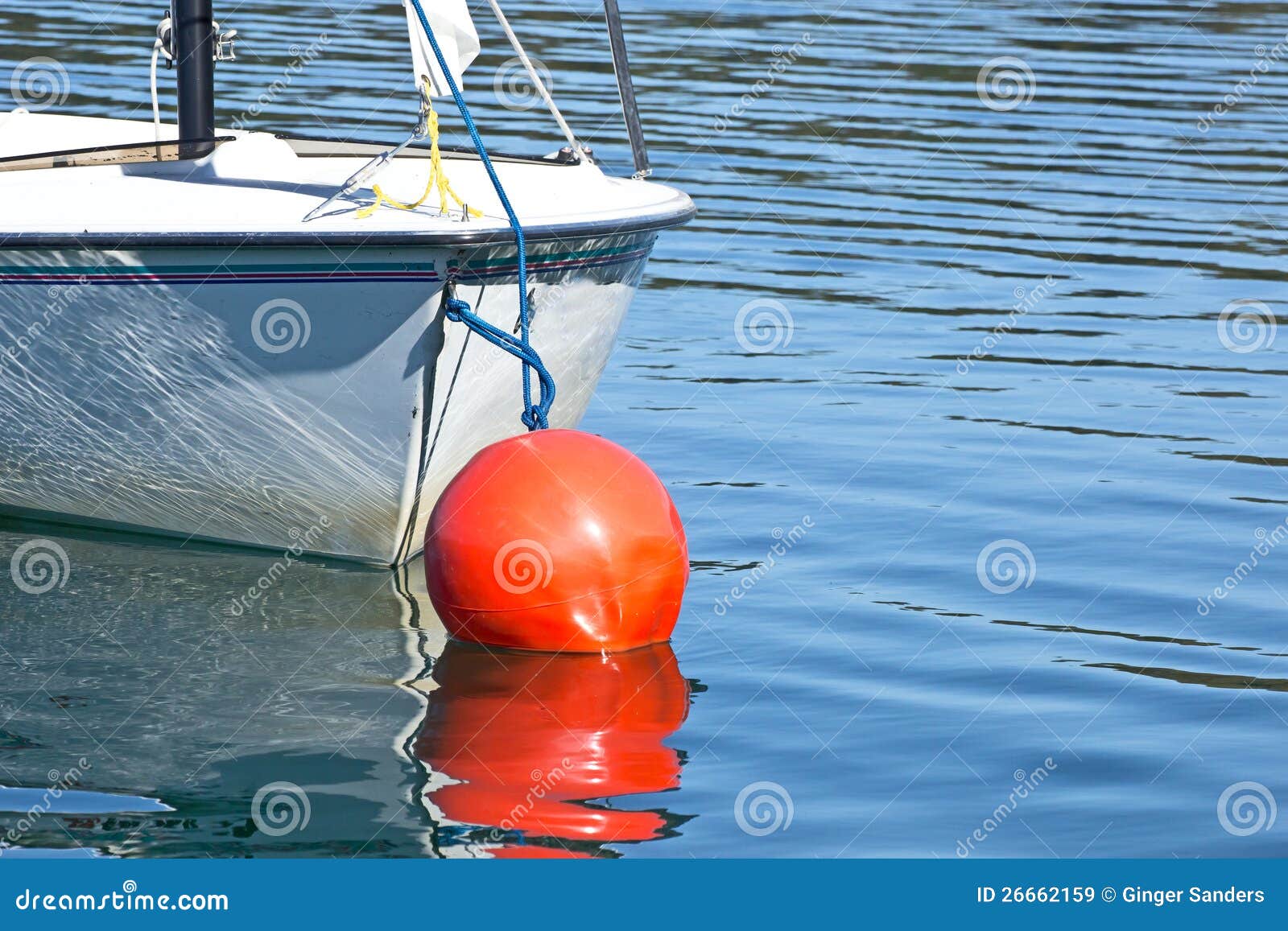 Boot En De Rode Bezinning Van Het Meer Van De Boei Stock Afbeelding ...