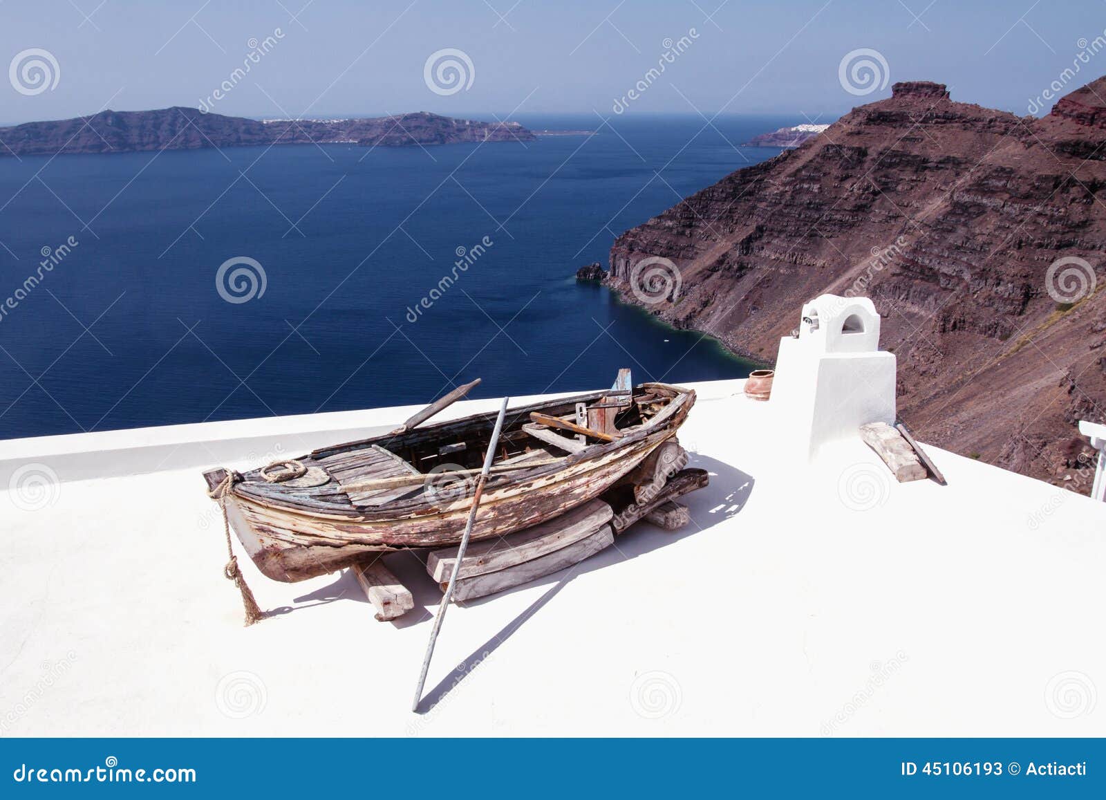 Boot in het dak stock afbeelding. Image of zonlicht, bestemming - 45106193