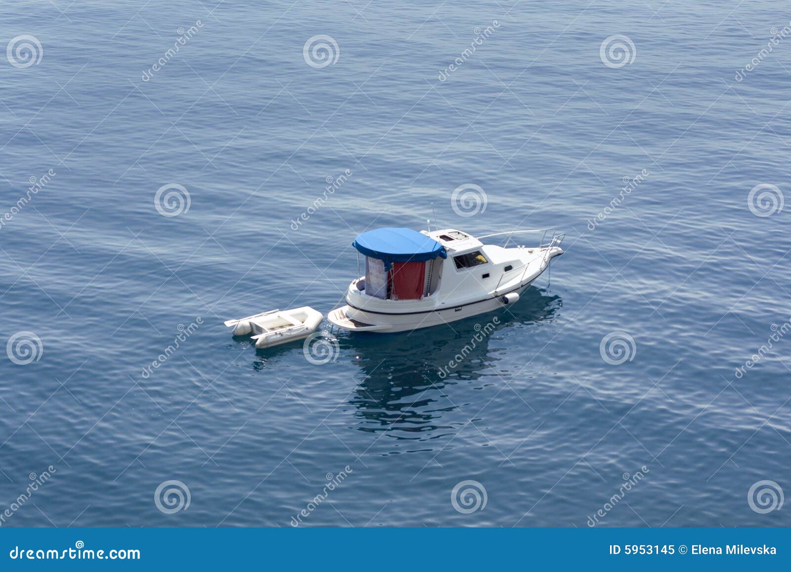 Boot im blauen Meer stockbild. Bild von ozean, meer, sommer - 5953145