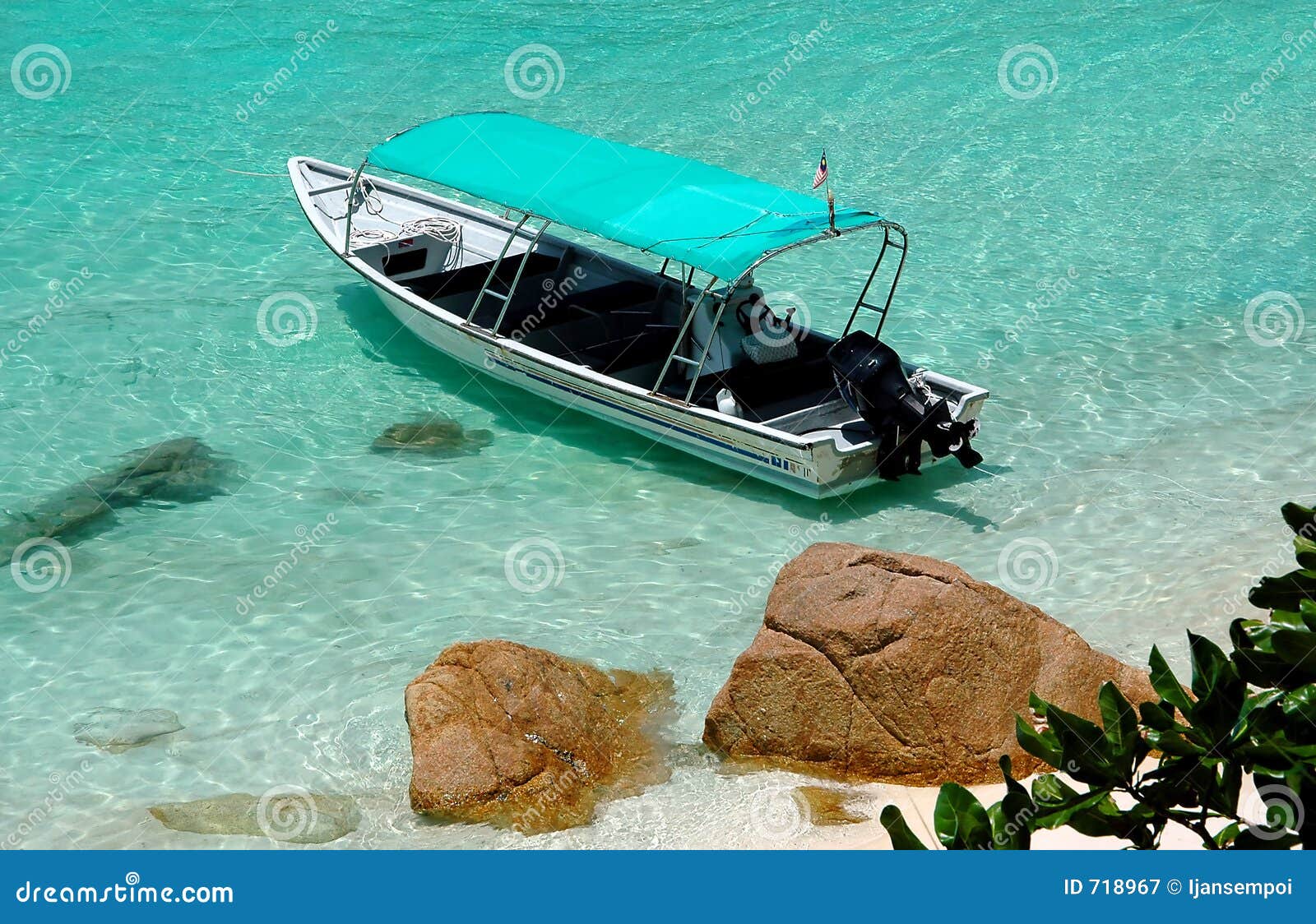Boot im blauen Wasser stockbild. Bild von standort, fischen - 718967
