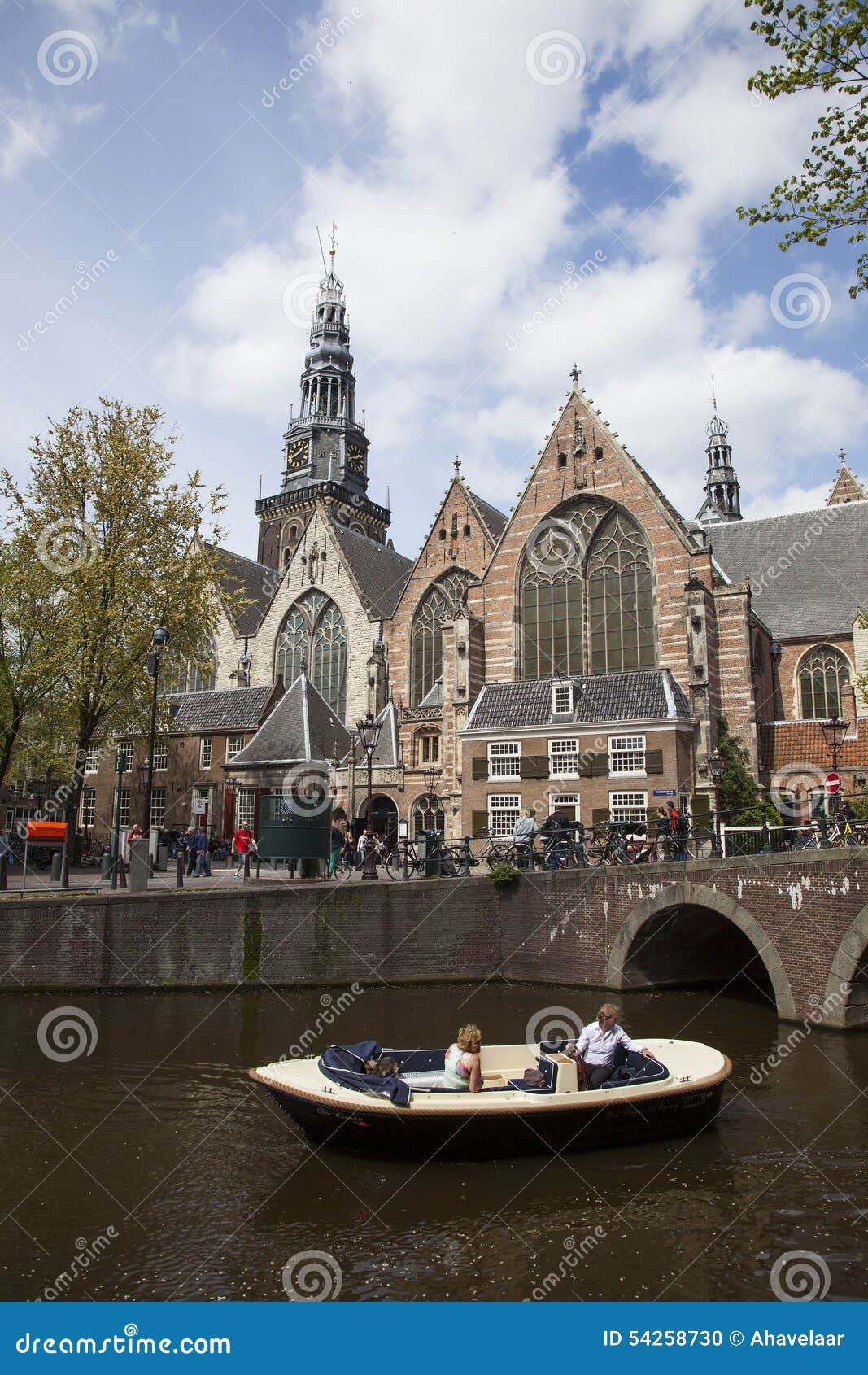 Boot Im Kanal Nahe Alter Kirche in Amsterdam-Rotlichtviertel ... Boot Im Kanal Nahe Alter Kirche in Amsterdam-Rotlichtviertel ...