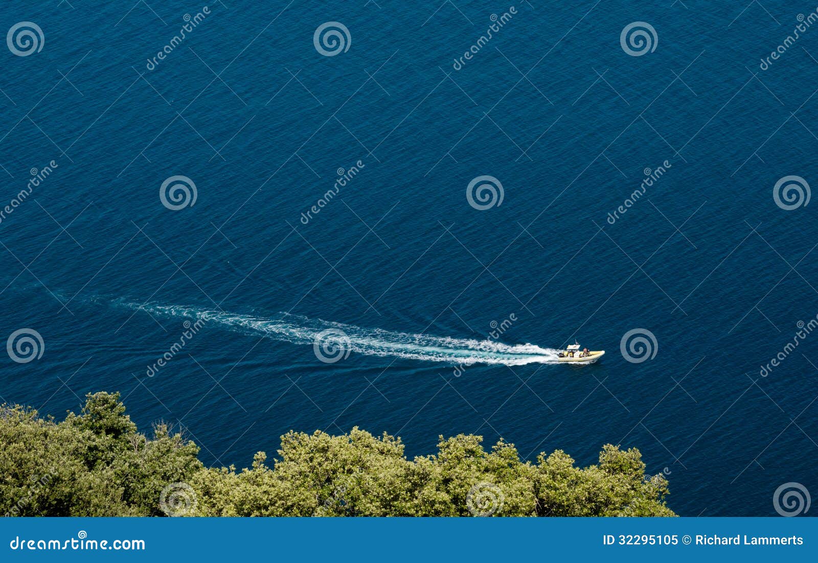 Boot im Meer stockbild. Bild von yacht, welle, meer, sommer - 32295105