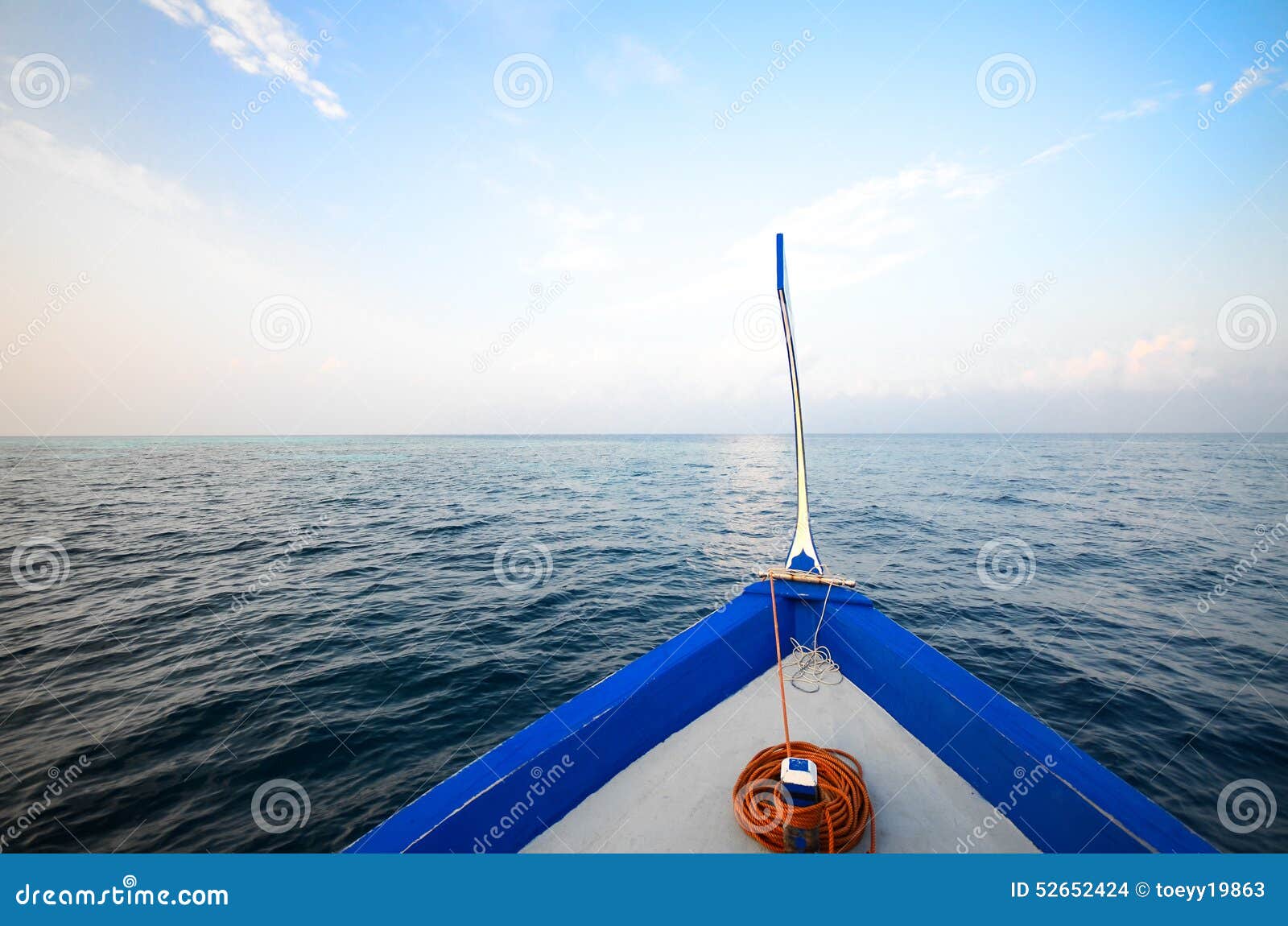 Boot im Meer stockfoto. Bild von industriell, wolken - 52652424