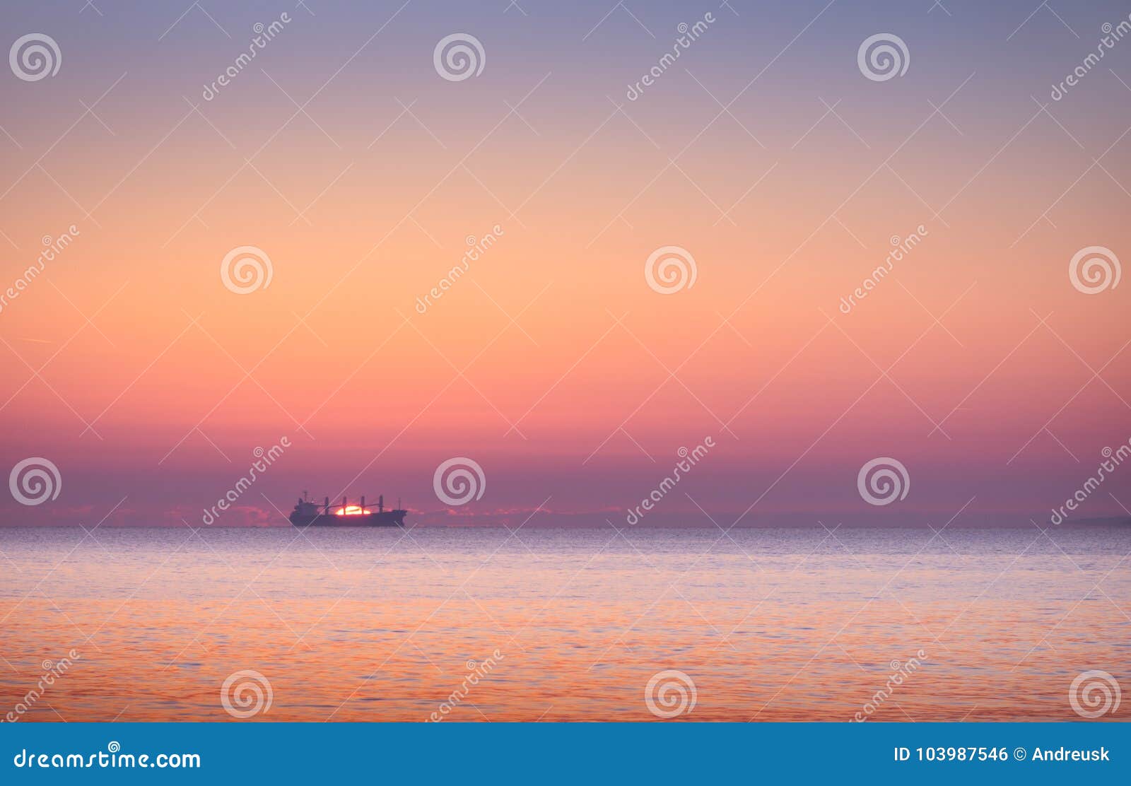 Boot Im Meer am Sonnenuntergang Stockfoto - Bild von himmel, horizont ...