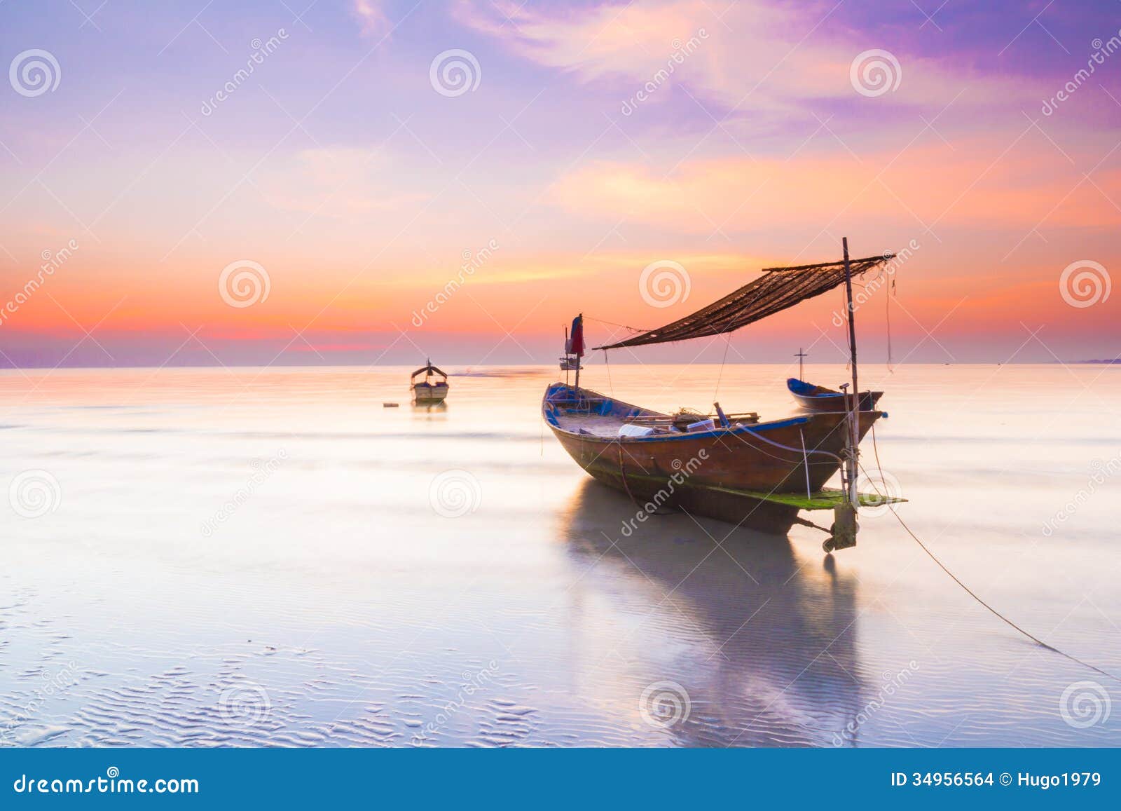 Boot Im Meer Unter Sonnenuntergang Stockfoto - Bild von szene, horizont ...