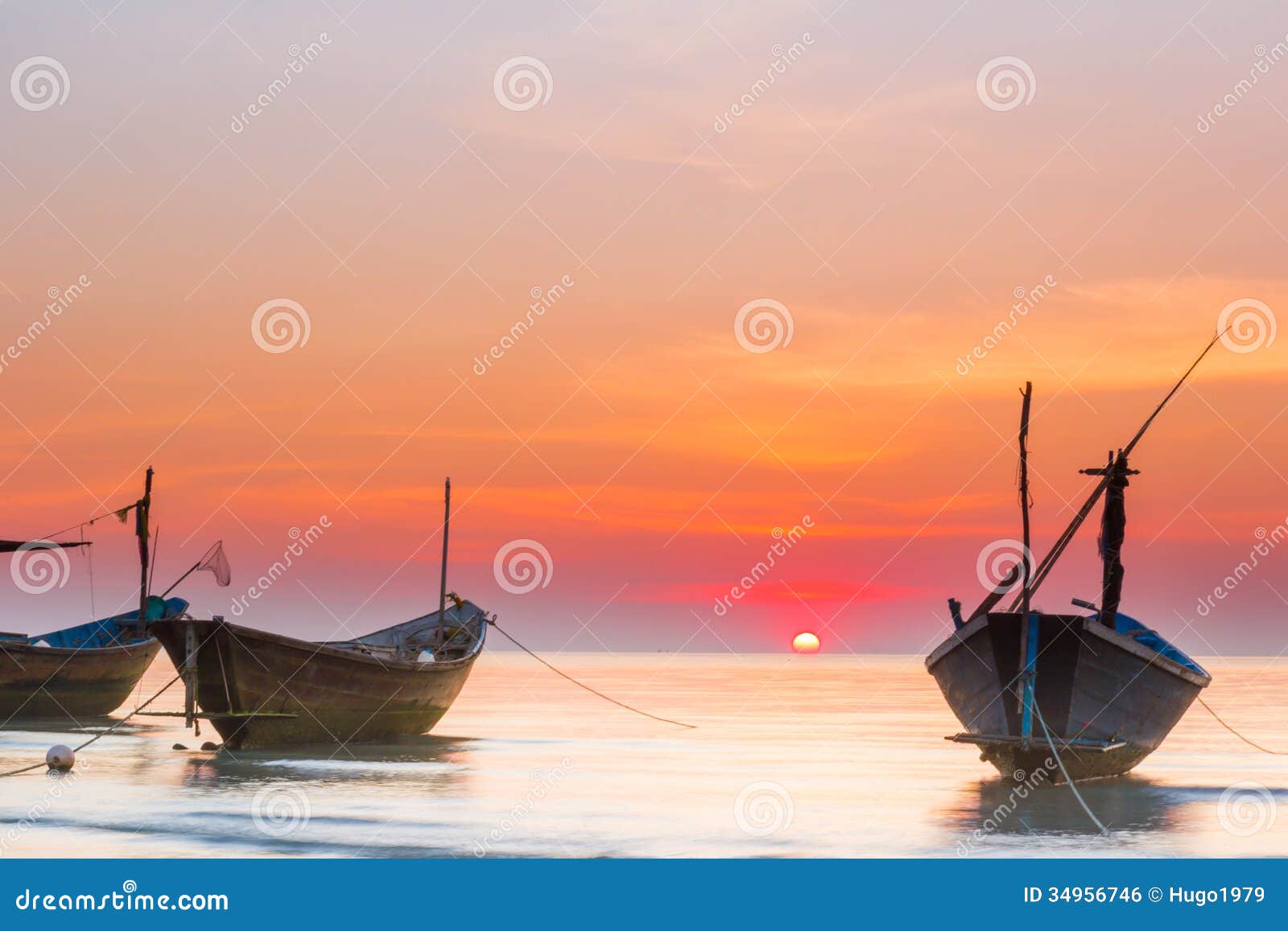 Boot Im Meer Unter Sonnenuntergang Stockfoto - Bild von sonnenaufgang ...