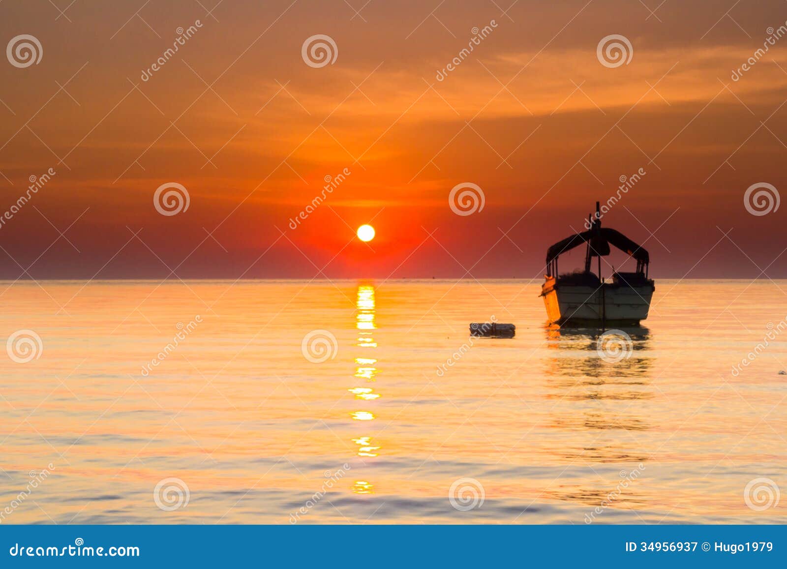 Boot Im Meer Unter Sonnenuntergang Stockbild - Bild von sonnenuntergang ...