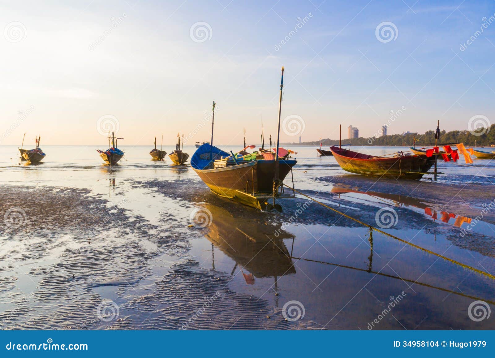 Boot Im Meer Unter Sonnenuntergang Stockfoto - Bild von schönheit ...